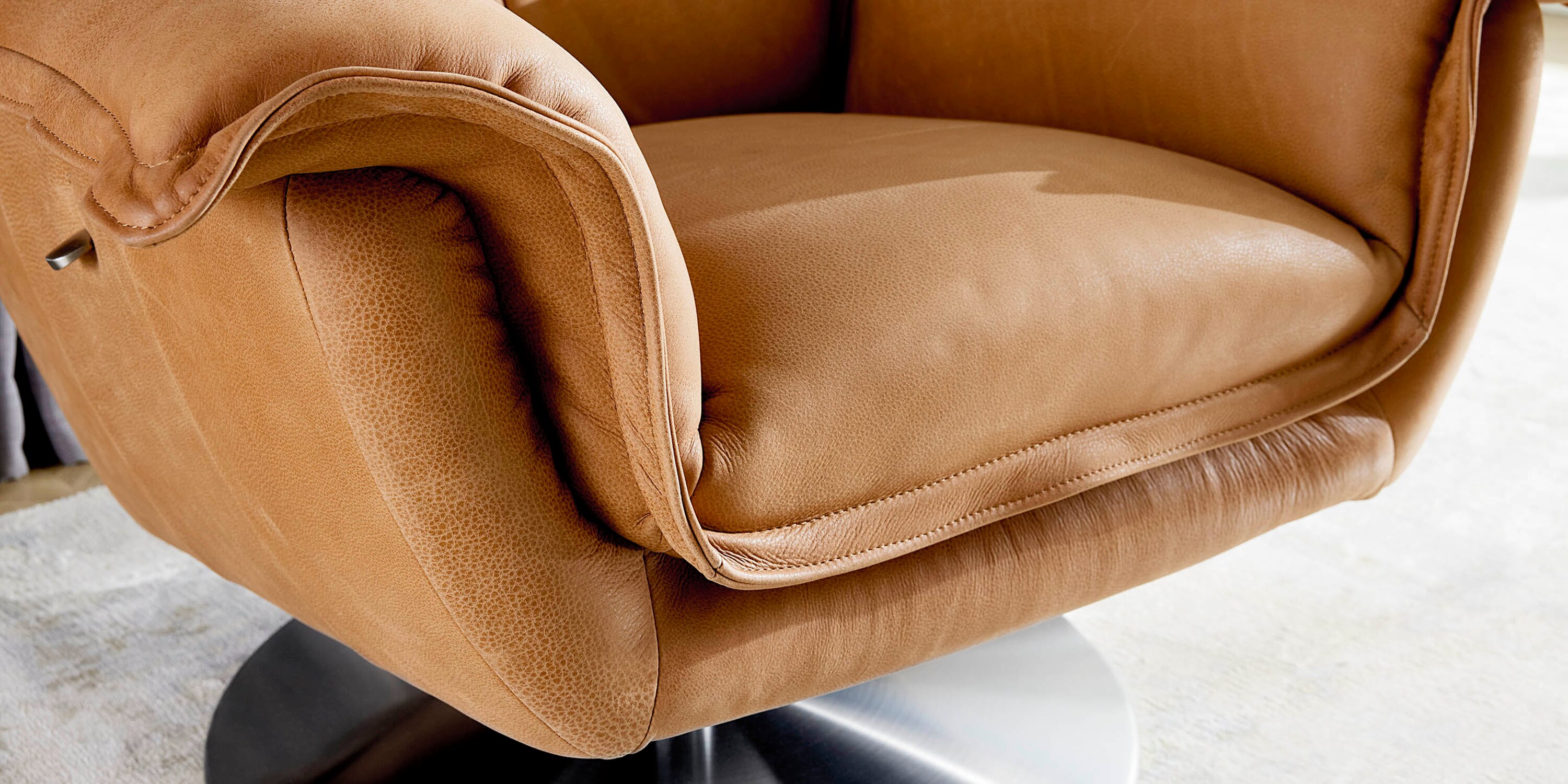 Dunn Leather Swivel Arm Chair | Bassett Furniture